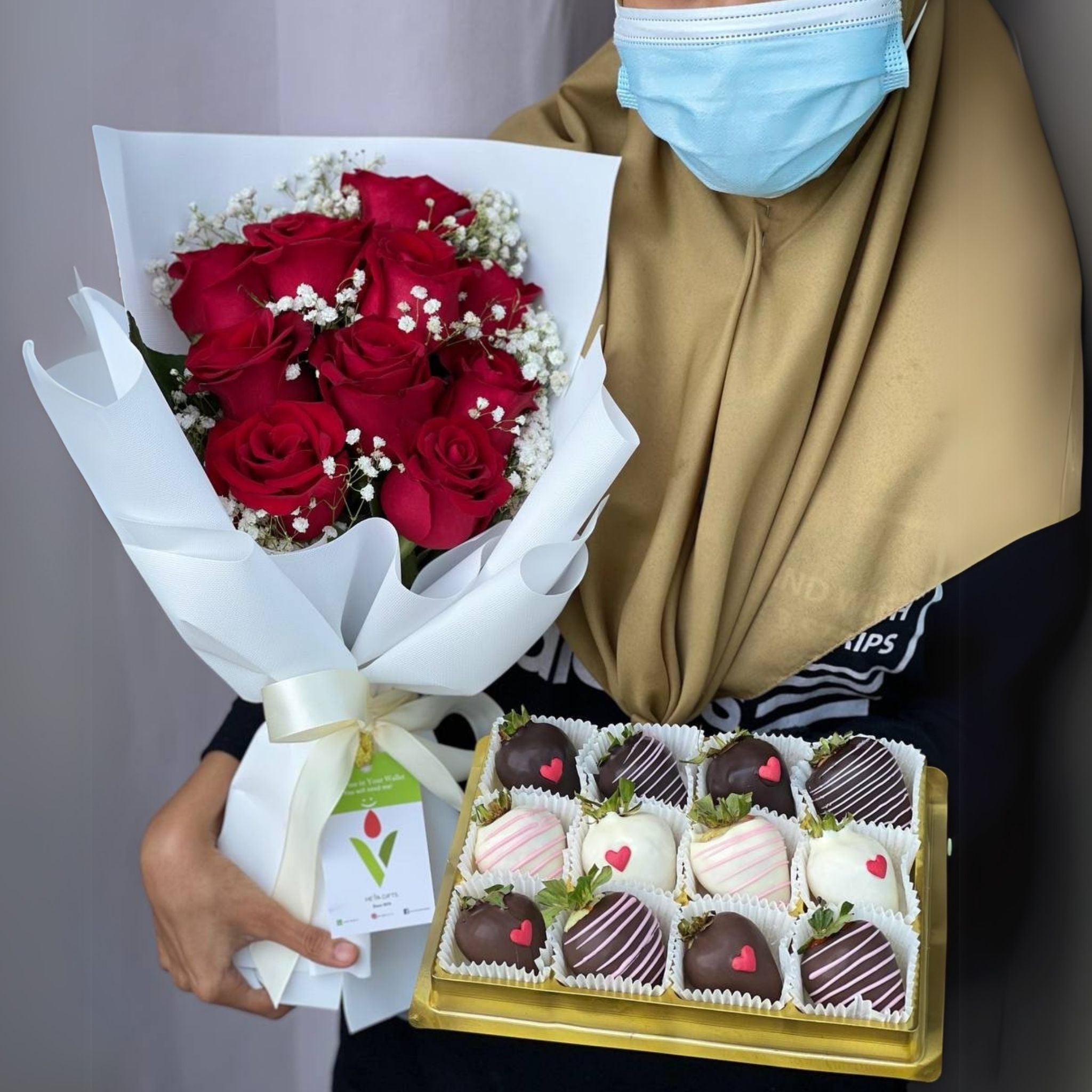 ANARA Gift Set | Rose Bouquet and Chocolate | Flowers and Gifts Online ...