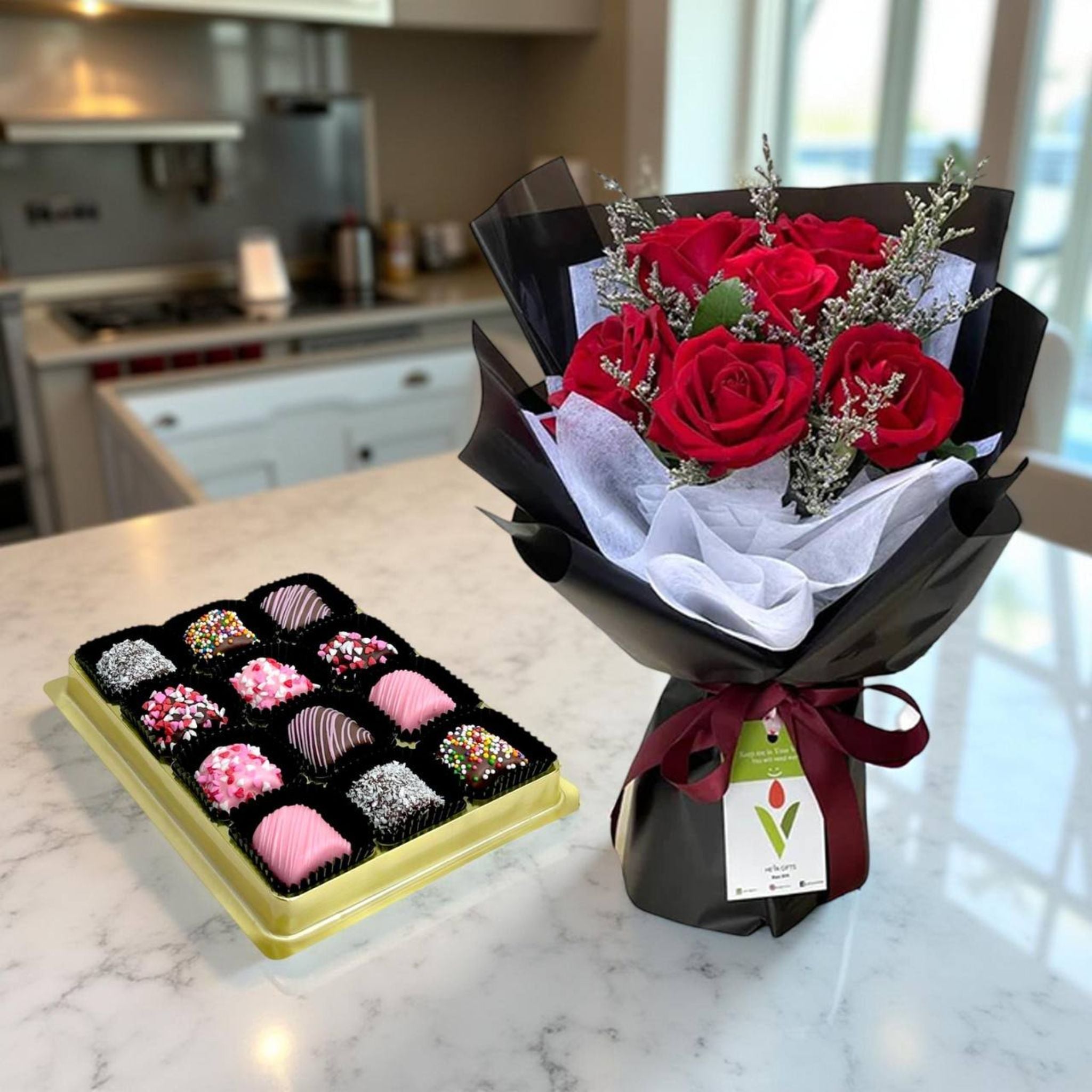 AZIZ SET ROSE BOUQUET AND CHOCO MARSHMALLOW | Birthday Gifts Delivery ...