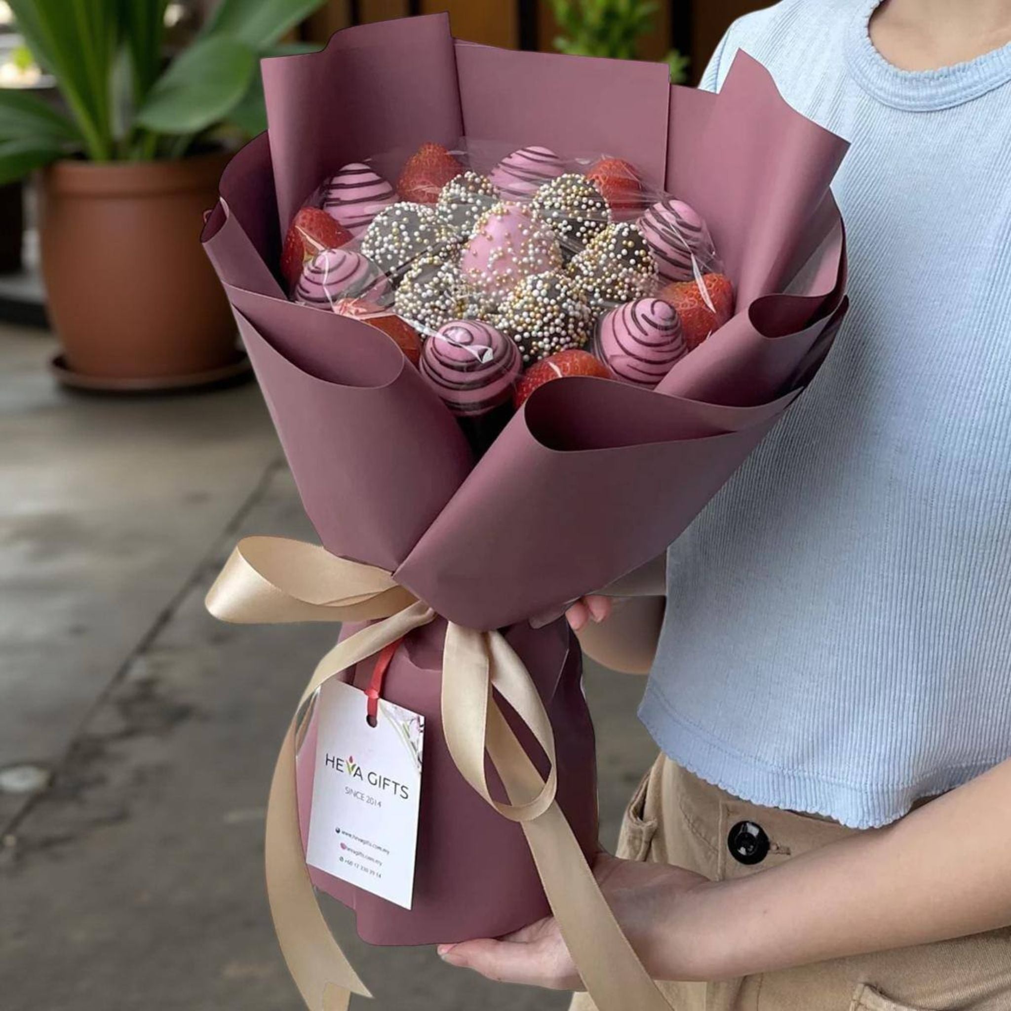 AMIRA Choco Berries Bouquet | Chocolate covered Strawberries | Gifts ...