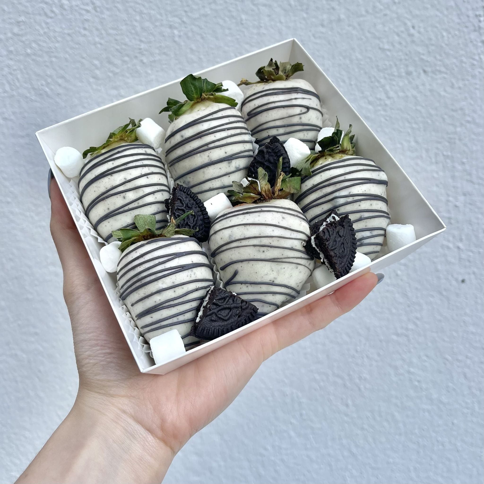 CREAM O CHOCOLATE DIPPED STRAWBERRIES – Heva Gifts Sdn.Bhd (1490300-U)