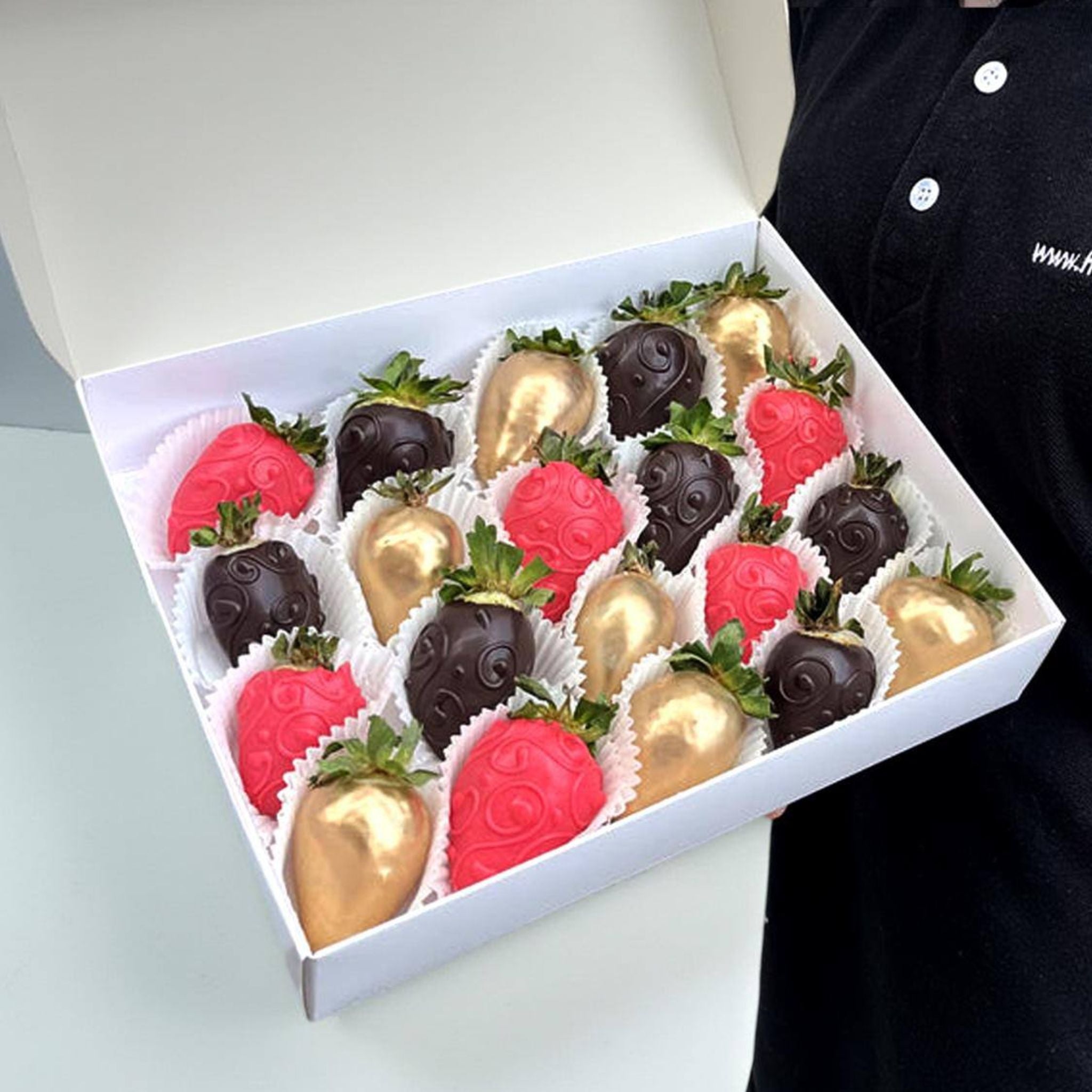 SWEET GOLD Chocolate dipped Strawberries | Florist KL | Heva Gifts ...